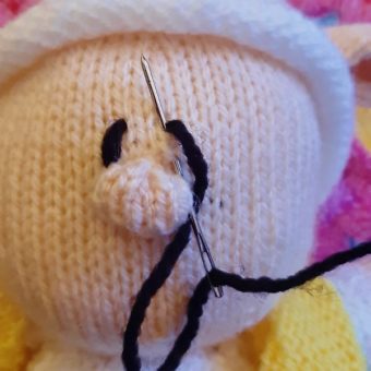 How to Sew Eyes to a Knitted Toy – Knitting by Post